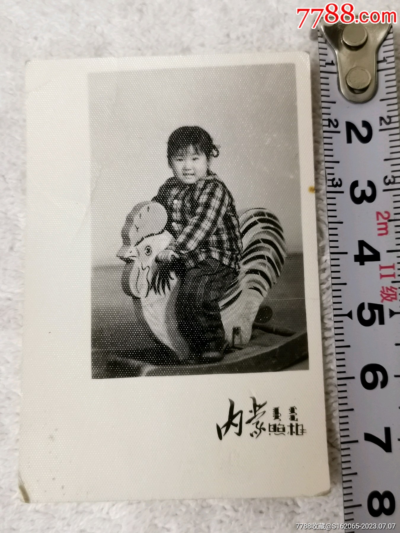 小姑娘骑大公鸡(零售刚上了些)老照片图片鉴赏收藏价值7788青花瓷收藏