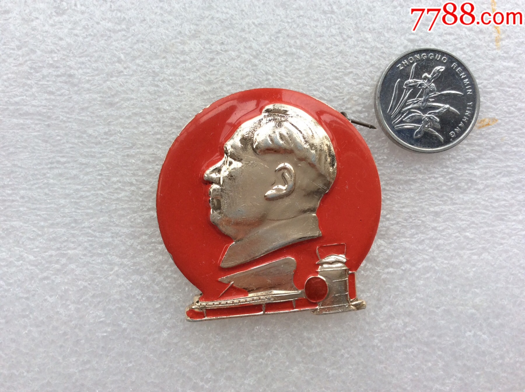 《钢琴伴奏红灯记～重庆市文艺届革命＊反＊令部》原汁原味、4.5厘米-价格:10元-au37434280-毛主席像章 -加价-7788收藏__收藏热线